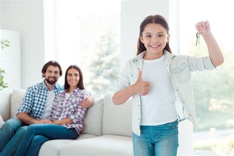 오신 것을 환영 합니다 새로운 생활 Thumbup Realestate 객실 키를 보기 좋은 귀여운 사랑 스러운 매력적인 명랑 한