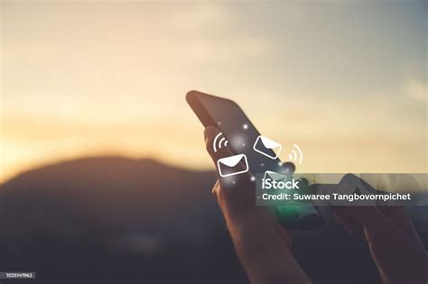 스마트폰을 사용 하 여 비즈니스 자연 Bokeh 배경에 대 한 이메일을 송수신 하는 여자 핸드 디자인에 대한 스톡 사진 및 기타