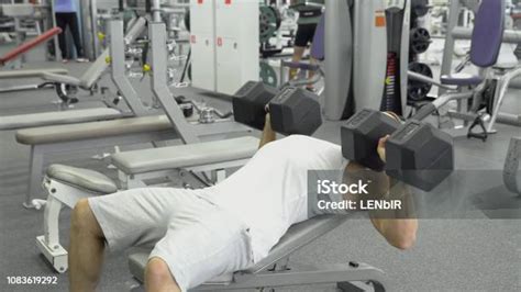 보디 빌딩 벤치 프레스 체육관에서 아령을 사용 하 여 수행 합니다 체육관에서 운동 하는 근육 질의 남자 강사에 대한 스톡 사진 및 기타 이미지 Istock