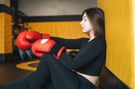 Premium Photo Young Brunette Woman In Black Wear Engaged Boxing