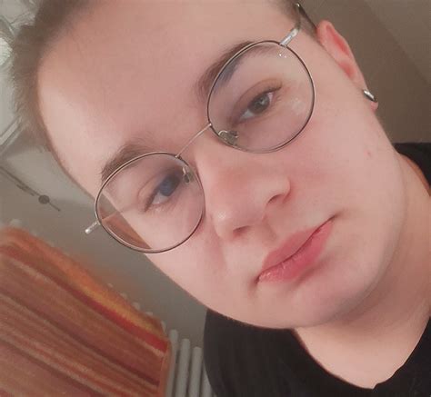 Jeune Femme Ronde Et Poilue Recherche Un Money Slave