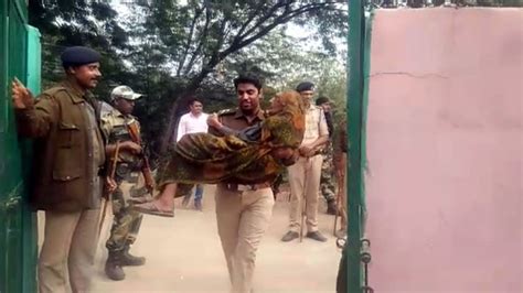 वृद्ध को गोद में उठाकर मतदान केन्द्र तक पहुंचाया लोगों ने की सराहना