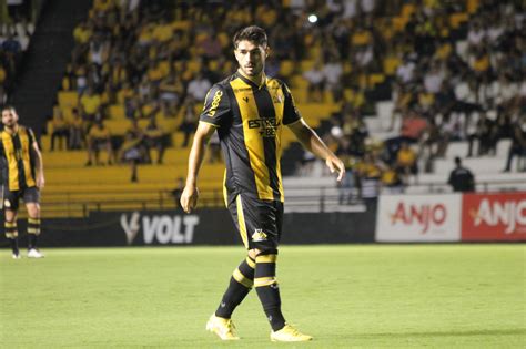 João Carlos celebra oportunidades no time principal do Criciúma