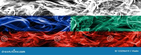 Rusia Contra Las Banderas Del Humo De Bulgaria Colocadas De Lado A Lado