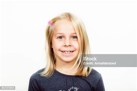 흰색 배경에 고립 된 파란 눈을 가진 귀여운 금발 여자의 스튜디오 샷 56 세 아이 귀여운에 대한 스톡 사진 및 기타 이미지