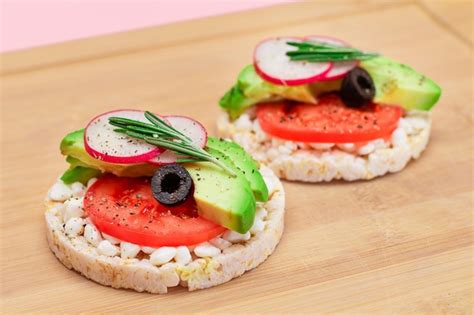 Premium Photo Rice Cake Sandwiches With Avocado Tomato Cottage Cheese