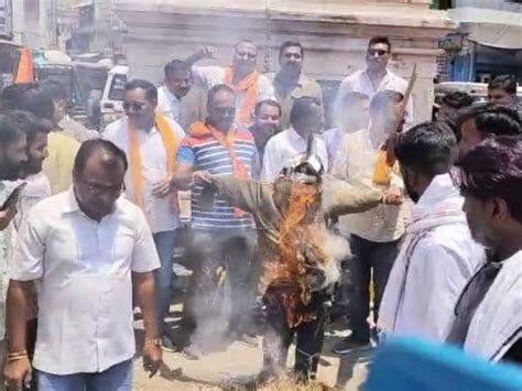 Congress Effigy Burnt Workers Angry Over Talk Of Ban In Karnataka