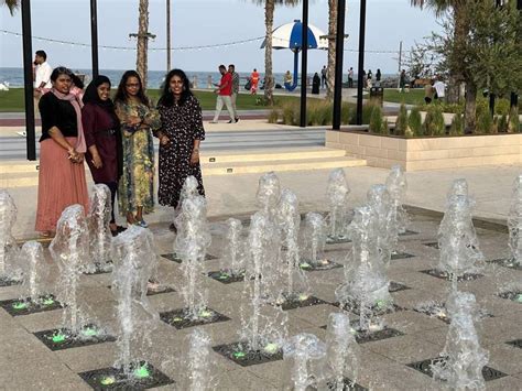 أهالي الفجيرة وزوّارها يستمتعون بمرافق شاطئ المظلات صحيفة الخليج