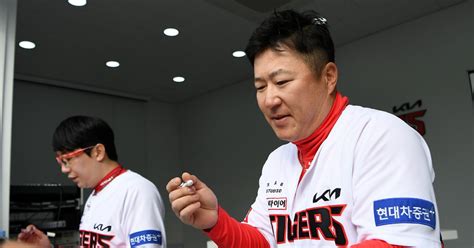 포토 양현종 최형우 팬들에게 정성스럽게 사인