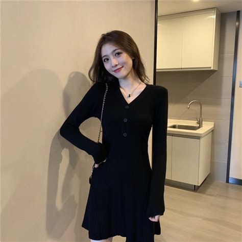 데이달링 모던 시크 무지컬러 솔리드컬러 단정한 브이넥 긴팔 니트 골지 싱글버튼 슬림핏 A라인 하이웨스트 날씬해보이는 여성복