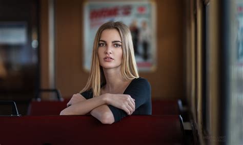 배경 화면 얼굴 여자들 모델 초상화 금발의 좌석 사람 소녀 아름다움 대화 인간 위치 인물 사진 사진 촬영 2048x1225 Motta123