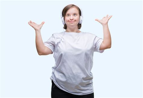 격리 된 배경 미친 미친 소리 고 적극적인 식와 팔 제기 함에 헤드폰을 착용 하는 다운 증후군 젊은 성인 여자 좌절 개념입니다 감정에 대한 스톡 사진 및 기타 이미지