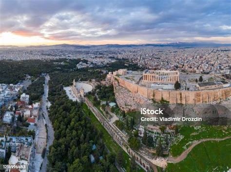아테네 의 아크로폴리스의 공중 보기 아테나 나이키 의 사원 파르테논 신전 헤카톰페온 사원 제우스 폴리우스의 성소 헤로데스 아티쿠스의 오데온 일몰에 에레히테온 건물 외관에
