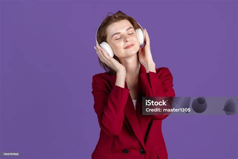 보라색 라일락 컬러 스튜디오 배경에 고립 된 어린 소녀의 반 길이 초상화 인간의 감정 얼굴 표정 화장품 젊음의 개념 20 24