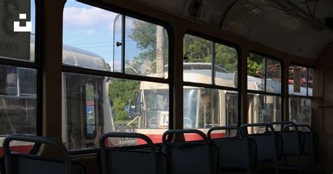 창가에 앉아있는 빈 좌석 사진 Unsplash의 무료 회색 이미지