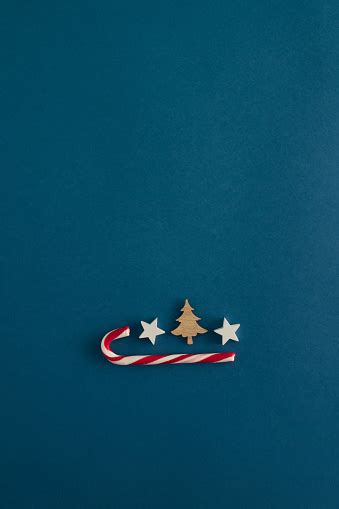 푸른 배경에 새해 물건으로 만든 창조적 인 배열 최소한의 수직 플랫 평지 개념 크리스마스 전화 배경 화면 0명에 대한 스톡 사진 및 기타 이미지 Istock