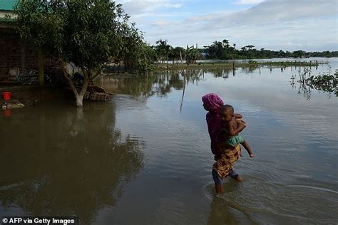A Third Of Bangladesh Is Underwater After Heavy Monsoons Daily Mail