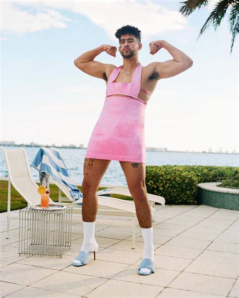 Bad Bunny rompe estereotipos de género y modela para Jacquemus