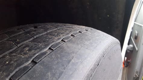 Pneu lisse comment vérifier lusure des pneus et éviter une amende