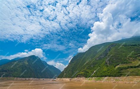 Premium Photo Ships On Yangtze River Sailing Through The Qutang Gorge