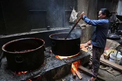 टोखामा चाकु बनाउन भ्याइनभ्याइ फोटोफिचर