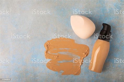뷰티 블렌더와 파운데이션 크림은 흰색 대리석 배경에 있다 메이크업 화장품 스폰지 메이크업 제품 아름다움 개념입니다 텍스트를 위한