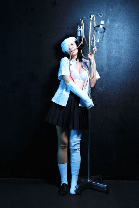 範田紗々が血まみれ！？包帯＆ギブスに包まれた美少女を愛したい！リョナ系rom制作現場からオフショット満載レポート。ギブス状態で昼食ってどうする