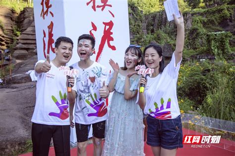 芙蓉镇摸泥盛典提前剧透挂在悬崖上的瀑布上演光影大秀 新鲜事 旅游频道