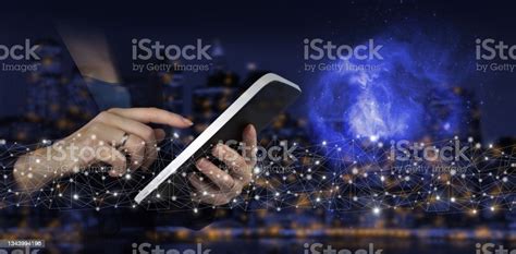 Ai 기계 학습 도시 어두운 흐린 배경에 디지털 홀로그램 인공 지능 기호와 손 터치 흰색 태블릿 글로벌 데이터베이스 및 인공