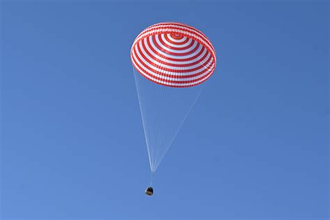 新华全媒丨神舟十七号载人飞船返回舱成功着陆连振李志鹏东风