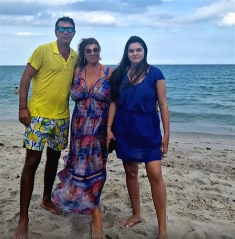 Fiica De 20 De Ani A Lui Cristi Borcea Apariţie Pe Plajă Alături De Mama Ei Cât De Frumoasă