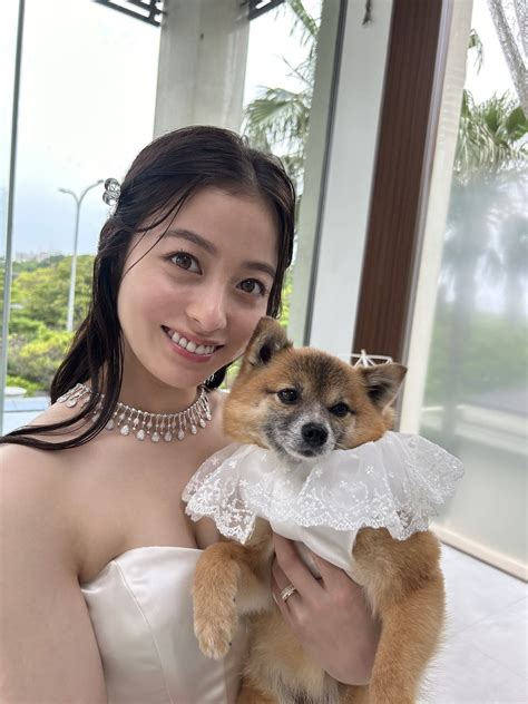 橋本環奈『王ささ』陰の主役？“愛犬・ネギ”とドレスアップして笑顔でツーショット！ 歌詞検索サイト【utaten】ふりがな付