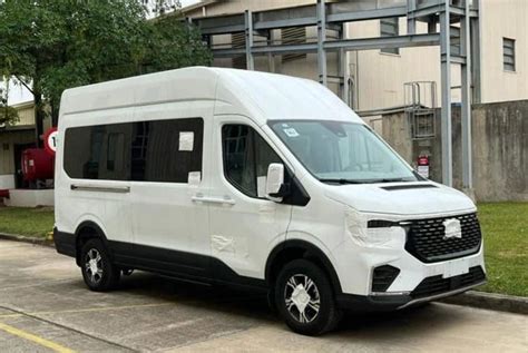 Xe dịch vụ Ford Transit thế hệ mới xuất hiện tại Việt Nam