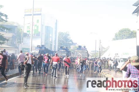 සමාජවාදී තරුණ සංගමය සංවිධාන යේ විරෝධතාවයට පොලිසියෙන් ජල හා කඳුළු ගෑස් ප්‍රහාර Lnw Sinhala