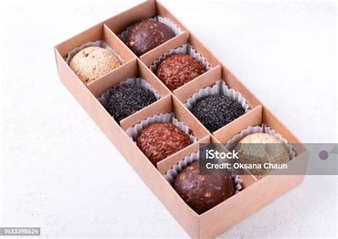 견과류 씨앗 및 말린 과일을 상자에 넣은 모듬 된 채식주의 자 과자 0명에 대한 스톡 사진 및 기타 이미지 0명 개체 그룹