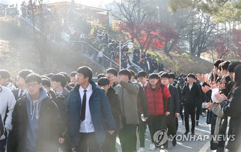 후배들 응원 받으며 수능 앞으로 연합뉴스