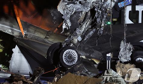 만신창이가 된 랜딩기어 뉴스1