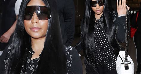Nicki Minaj Sparks Pregnancy Rumours As She Covers Stomach With Bag