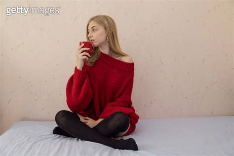 Happy Young Blonde Girl Having A Coffee On The Bed 이미지 937977354 게티