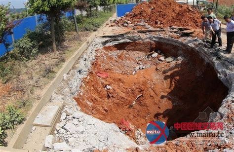 湖南娄底一公路下暗藏竖井 路面塌陷现“天坑” 路桥市政 图纸交易网