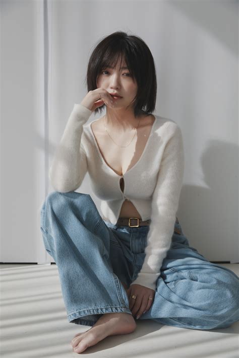 大原優乃、美バスト美ボディ披露の2023年カレンダーショット公開！ 日刊エンタメクリップ
