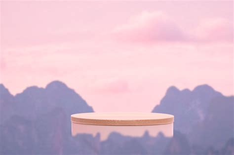 안개 낀 산 자연 풍경 배경이 있는 하늘 분홍색 파스텔 부드러운 구름 위에 야외에서 초현실적인 연단 미용 화장품 배치 받침대는 최소한의 디스플레이 여름 낙원 꿈꾸는