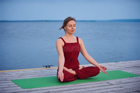 Asana Hermoso Padmasana De La Yoga De Las Pr Cticas De La Mujer Joven