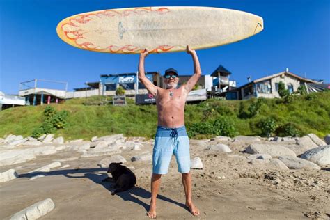 Tiene años y es el rey de las olas la sorprendente vida de Daniel Gil el pionero del surf
