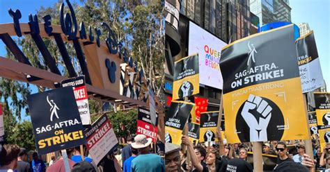 드웨인 존슨 무명 배우들 위해 역사적인 거액 기부할리우드 파업 응원