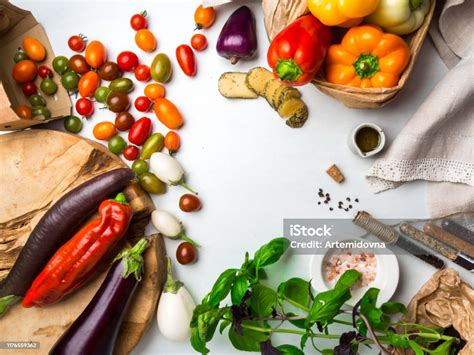 야채 소금 향신료와 허브 치즈 올리브 오일 바질 피망 가지와 토마토 복사 공간과 이탈리아 음식 재료 배경 가지 채소에 대한 스톡