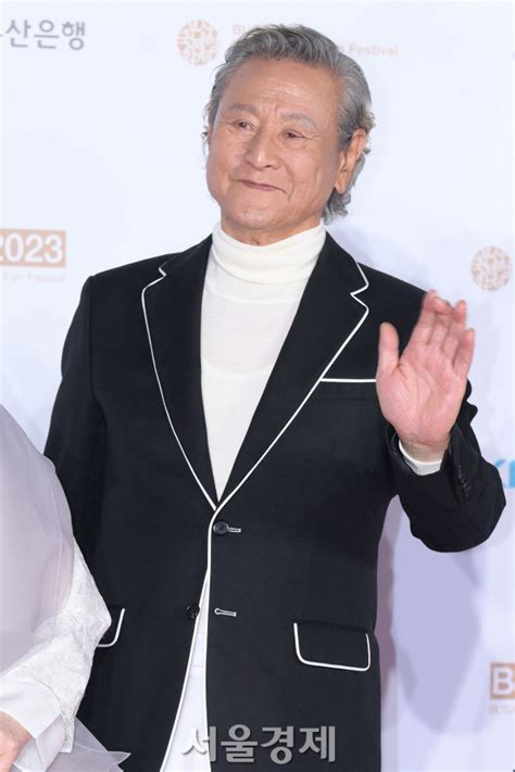 박근형 젠틀한 인사 Se★포토 서울경제