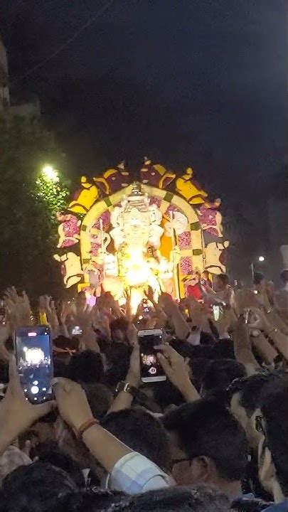 मानाचा चौथा तुळशीबाग गणपती सुंदर श्री मूर्तीचे लक्ष्मी रस्त्यावर
