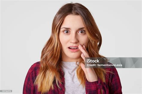 놀란된 젊은 여자의 얼굴만 놀랍게도 보이는 물결 모양의 머리를가지고 무서 워 뭔가 충격 매력적인 모습 흰색 배경 모델 얼굴 표정