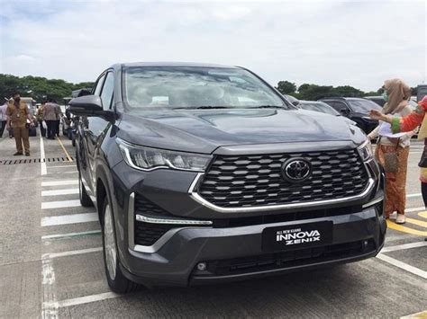 New Toyota Innova Hycross Unveiled MotorOctane